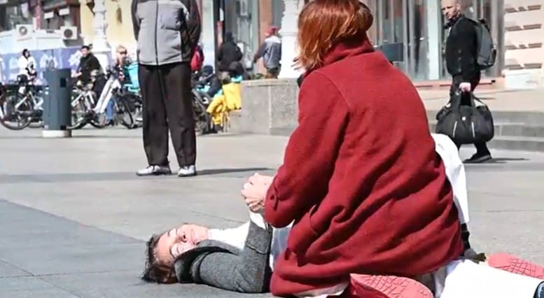 VIDEO Dvije žene ležale na Trgu bana Jelačića i milovale se - DALMACIJA DANAS