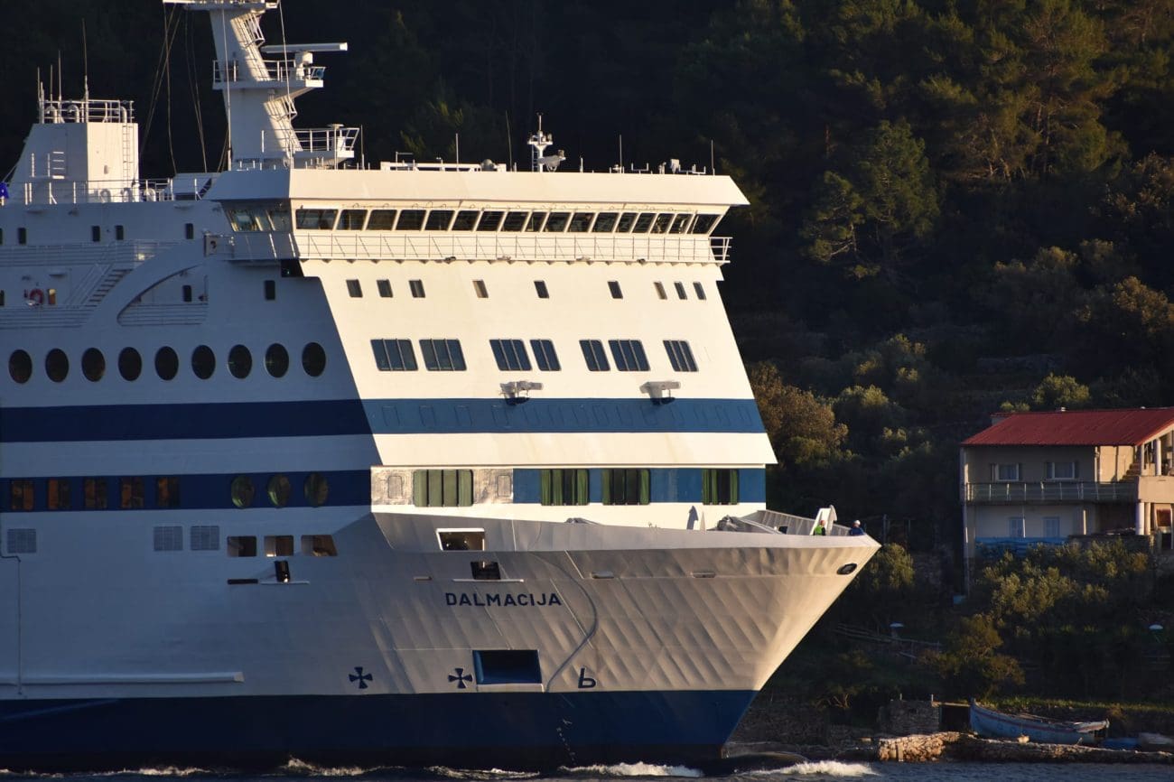 POGLEDAJTE KAKO IZGLEDA Najveći i najmoćniji brod u povijesti flote Jadrolinije stigao u Velu ...