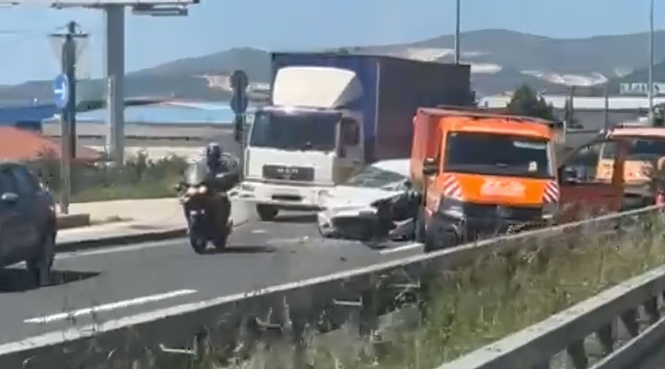 Auto naletjelo na zaustavljeno vozilo Cestara, dvije osobe prevezene u bolnicu. Stvorila se ...