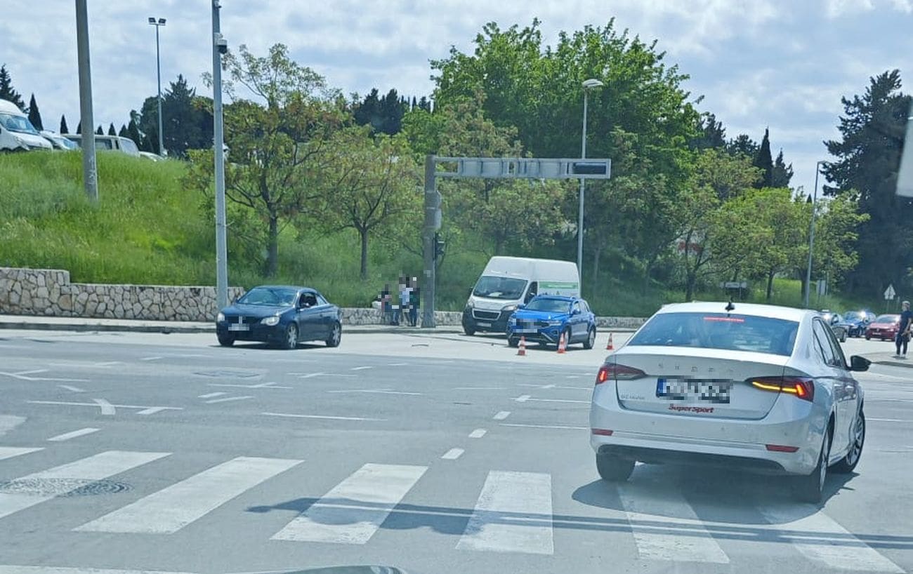 Sudarila se dva auta na križanju Lovrinačke i Vukovarske - DALMACIJA DANAS