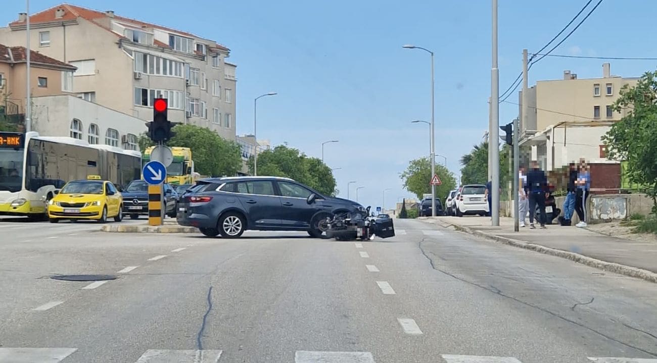 Sudar auta i motora u Vukovarskoj, jedna osoba prevezena u bolnicu - DALMACIJA DANAS