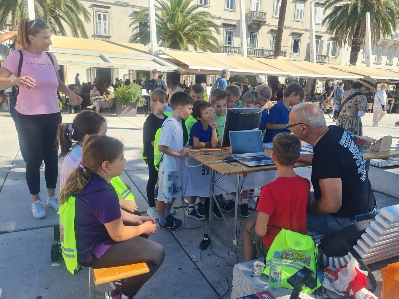 Djeca učila prometna pravila na Rivi: ZTK Split u akciji s HAK-om - DALMACIJA DANAS